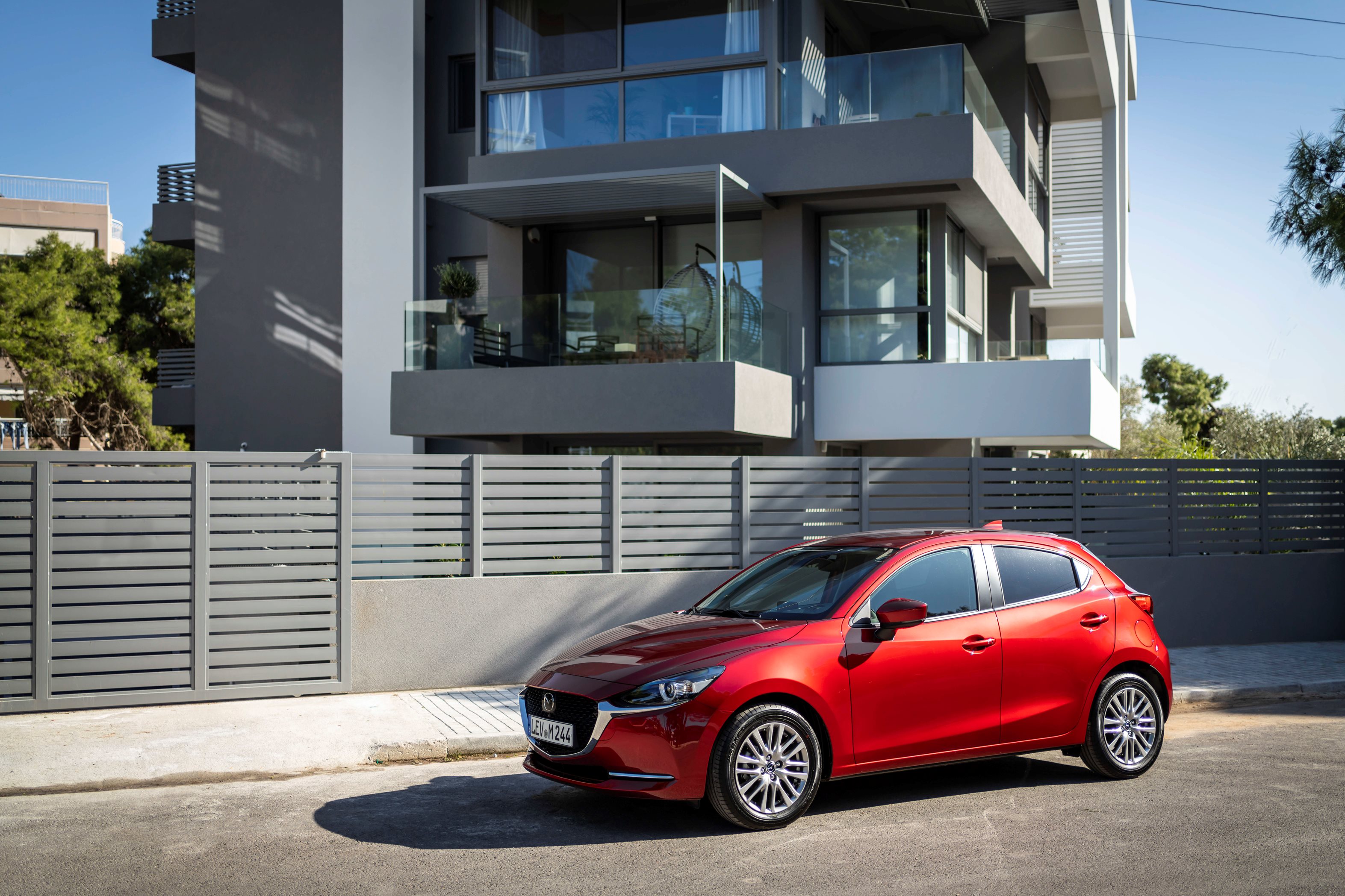 AutoWeek rijdt de vernieuwde Mazda2 - Mazda Blog